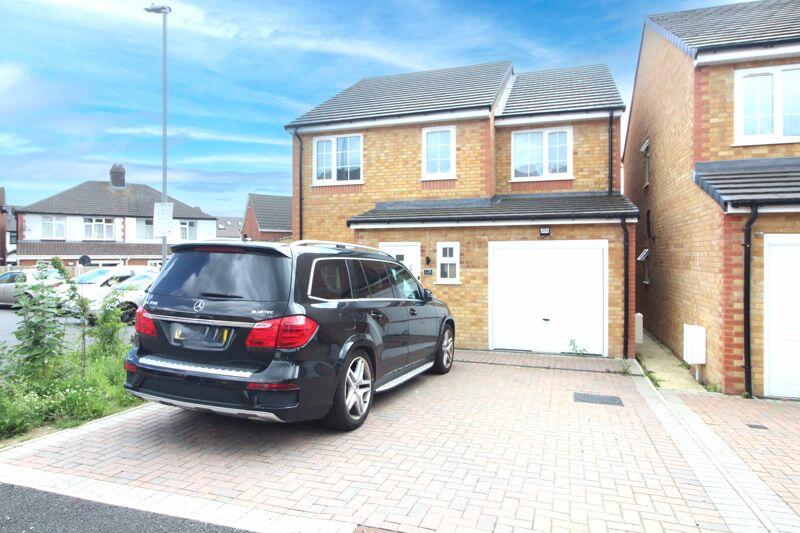 4 bedroom detached house for sale in Wingate Road, Luton, LU4
