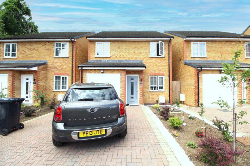 4 bedroom detached house for sale in Wingate Road, Luton, LU4