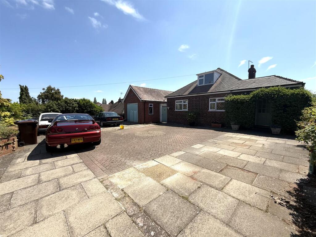 4 bedroom detached bungalow for sale in Hagley Road, Rugeley, WS15