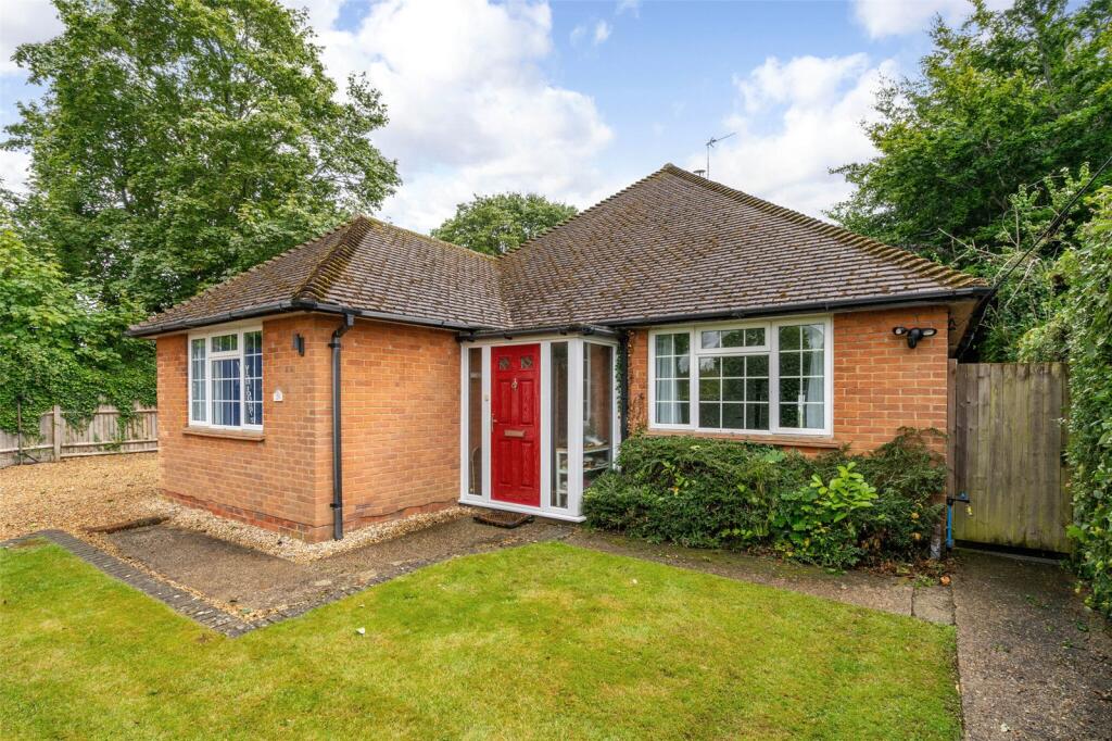 3 bedroom bungalow for sale in Highlands Road, Basingstoke, RG22