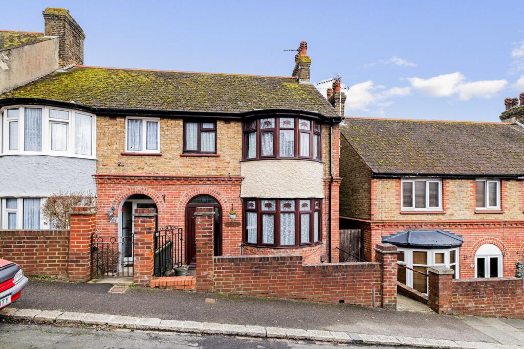 3 bedroom end of terrace house for sale in Longfield Road, Dover, CT17