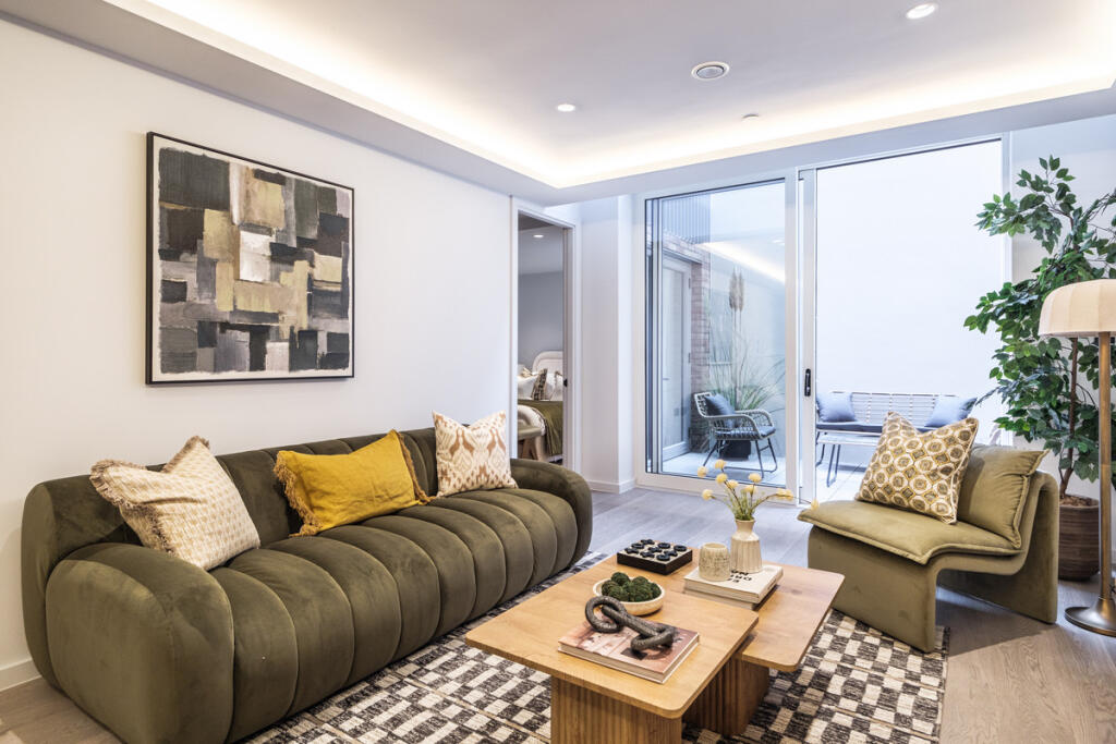 3 bedroom mews property for sale in Lamb Lane, London, E8