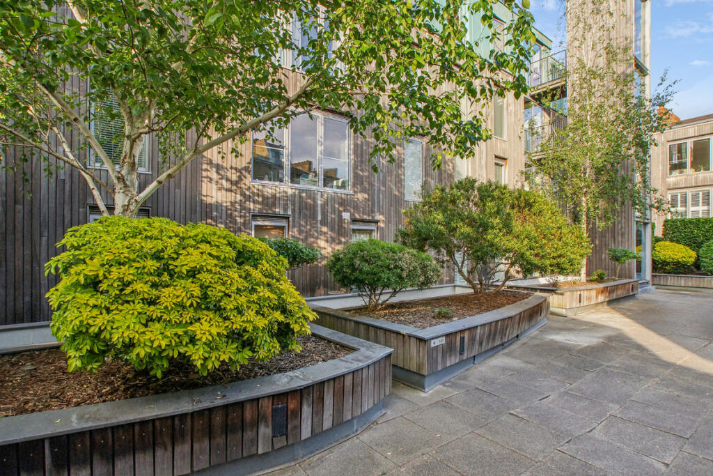 2 bedroom flat for sale in Balham Grove, London, SW12