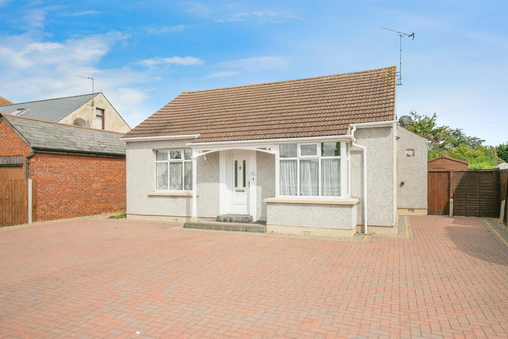2 bedroom detached bungalow for sale in Pathfields Road, Clacton-On-Sea ...