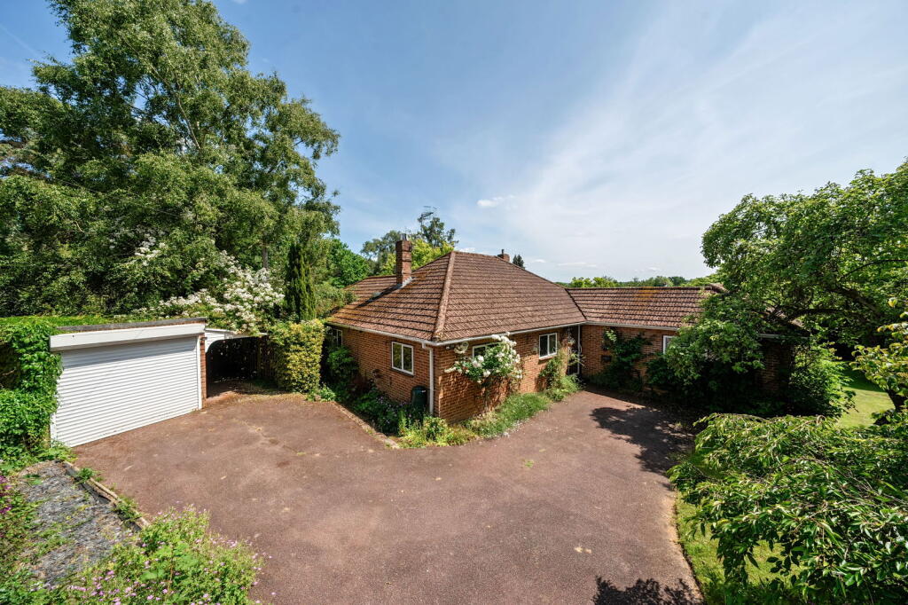 3 bedroom detached bungalow for sale in Mill Hill, Edenbridge, TN8 5DB, TN8