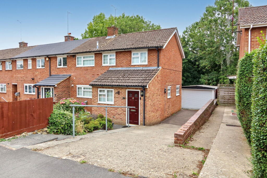 3 bedroom semi-detached house for sale in Mascord Road, Banbury, OX16