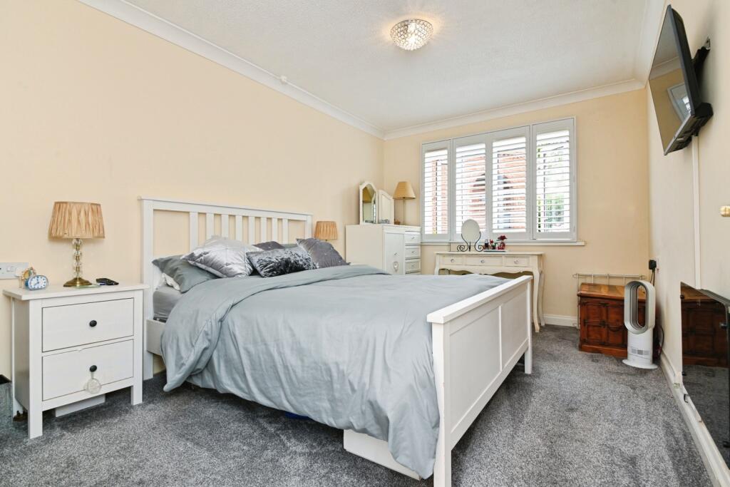 1 bedroom flat for sale in Louise Close, Walton on the Naze, Essex, CO14