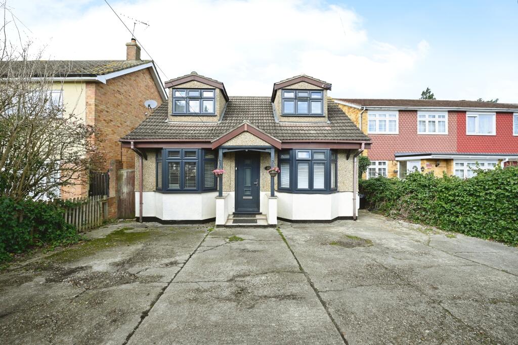 4 bedroom bungalow for sale in Chase Cross Road, Romford, RM5