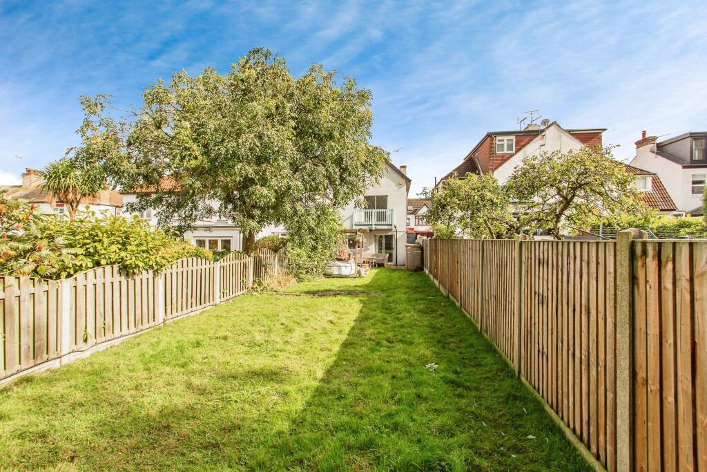 4 bedroom detached house for sale in Kingswood Chase, Leigh-on-Sea ...