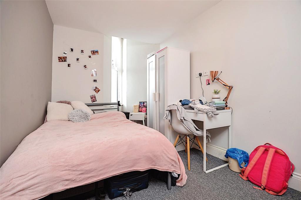 12 bedroom end of terrace house for sale in Southfield Road ...