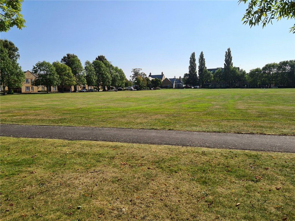 2 bedroom flat for sale in Boundary Point, Coldstream Road, Caterham, CR3