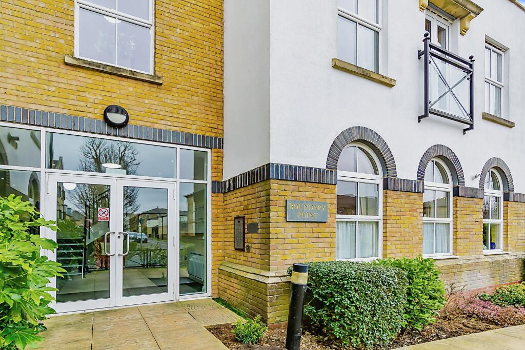 2 bedroom flat for sale in Boundary Point, Coldstream Road, Caterham ...