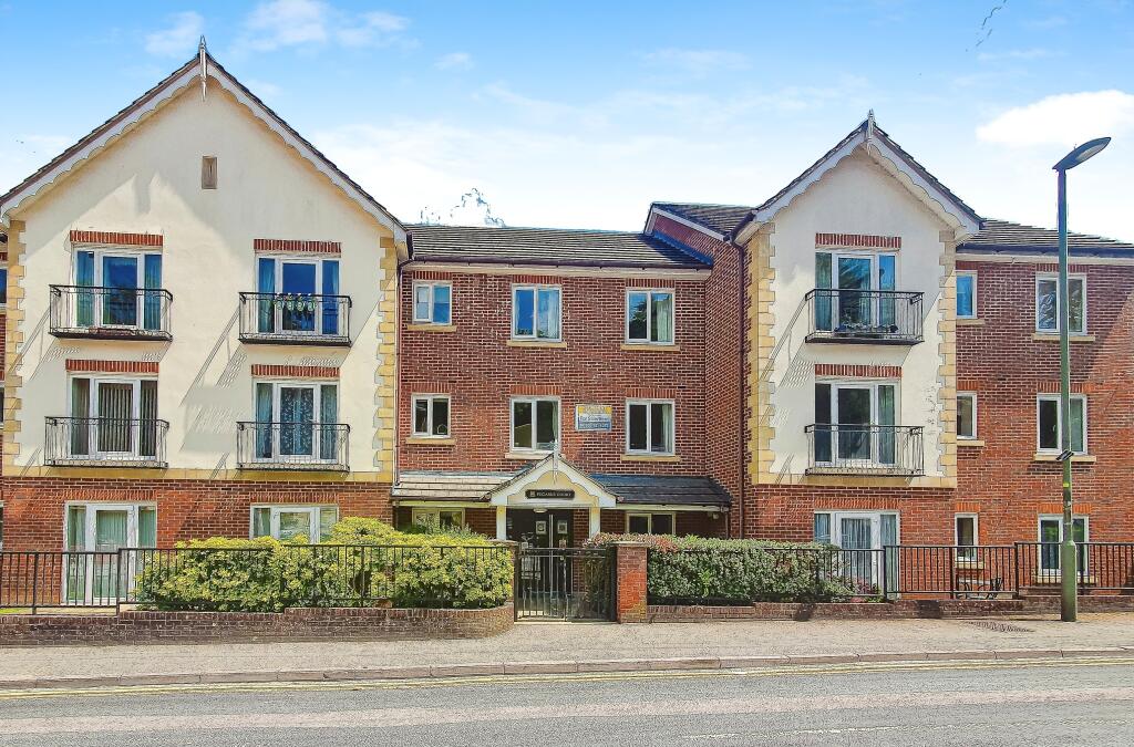 2 bedroom flat for sale in Pegasus Court, Stafford K, Caterham, Surrey, CR3