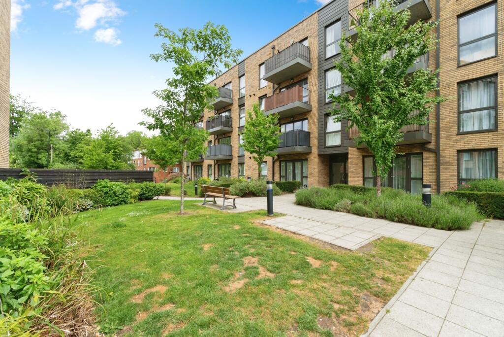 2 bedroom flat for sale in Old Barn Lane, Kenley, Surrey, CR8