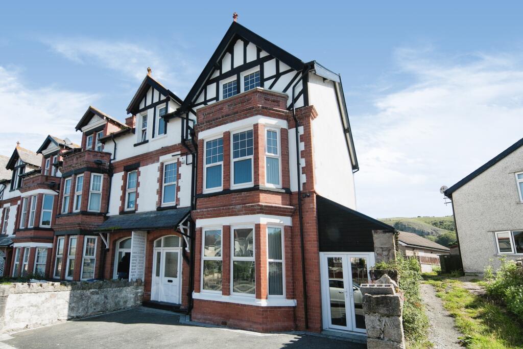 3 bedroom flat for sale in Conway Road, Llandudno, Conwy, LL30