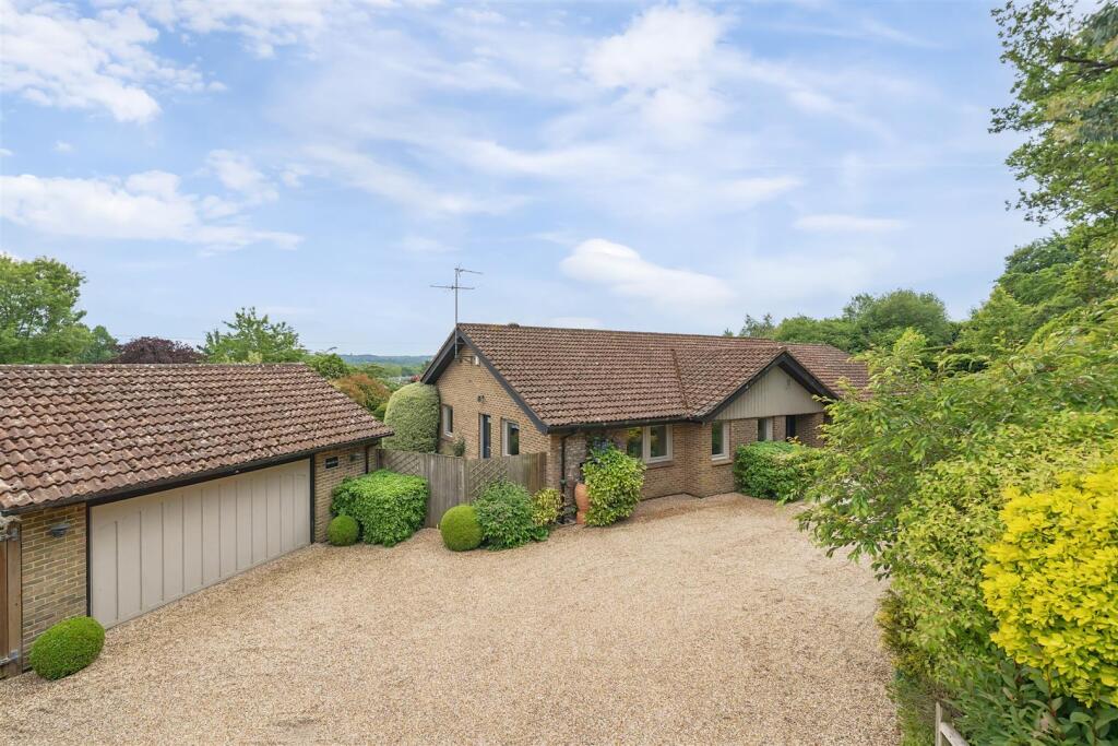 4 bedroom bungalow for sale in Dell Road, Finchampstead, Berkshire ...