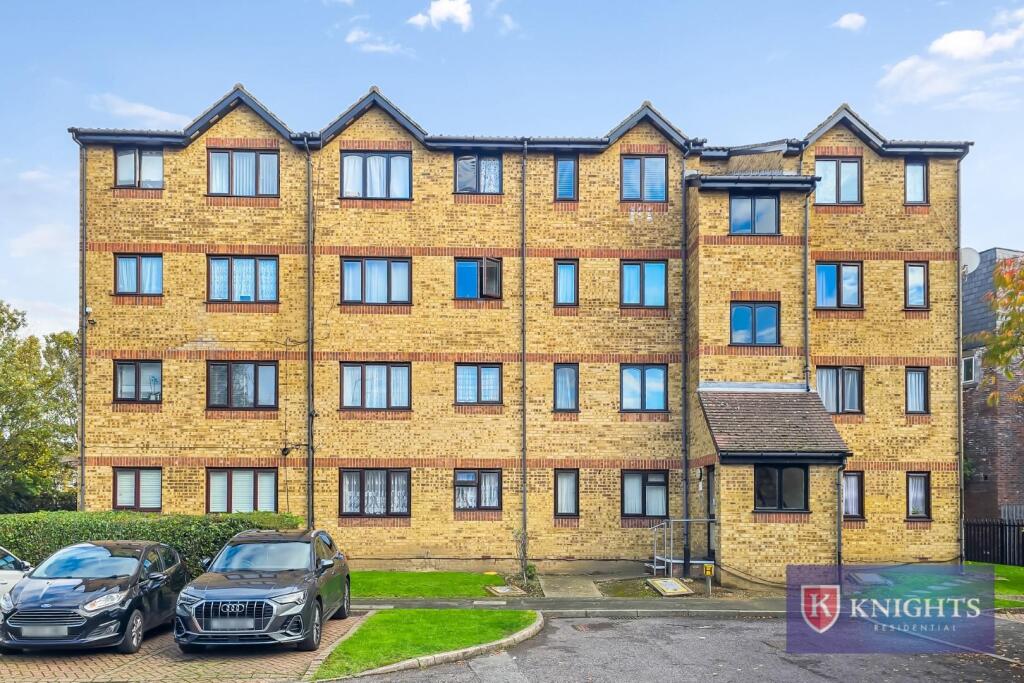 1 bedroom flat for sale in Gartons Close, Enfield, EN3
