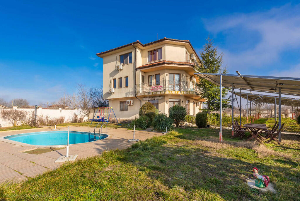 8 bedroom house for sale in Bulgarevo, Dobrich, Bulgaria