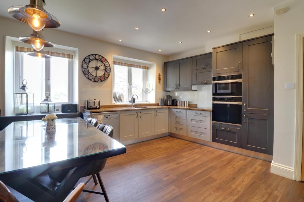3 bedroom terraced house for sale in Jessop Fold, Honley, Holmfirth, HD9