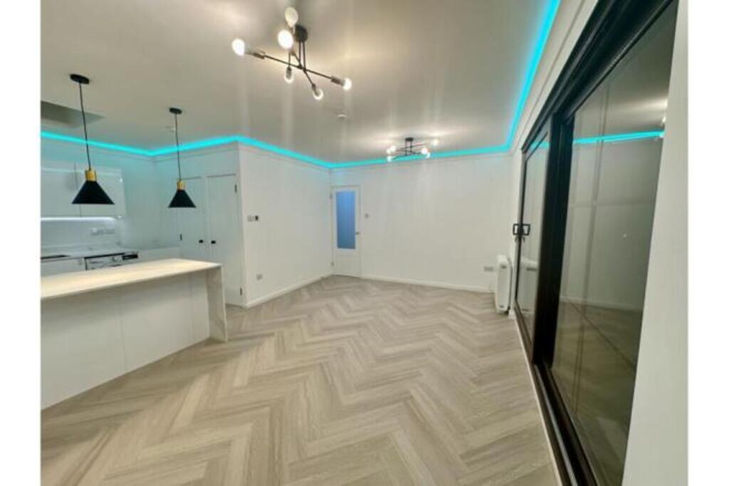 2 bedroom flat for sale in St. Marys Lane, Upminster, RM14