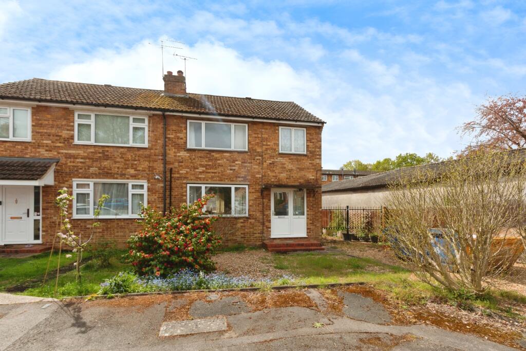 3 bedroom semi-detached house for sale in Hone hill, Sandhurst, GU47