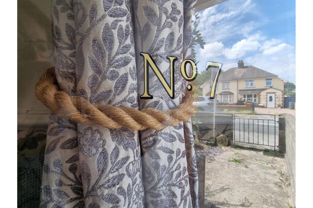 3 bedroom end of terrace house for sale in Kingsdown Road, Swindon, SN2