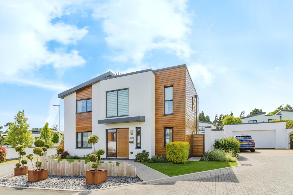 4 bedroom detached house for sale in Holland Park, Exeter, EX2