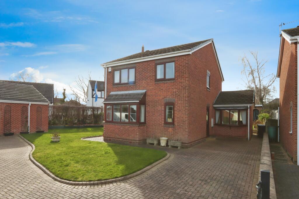 4 bedroom detached house for sale in Linburn Close, Barnsley, S71