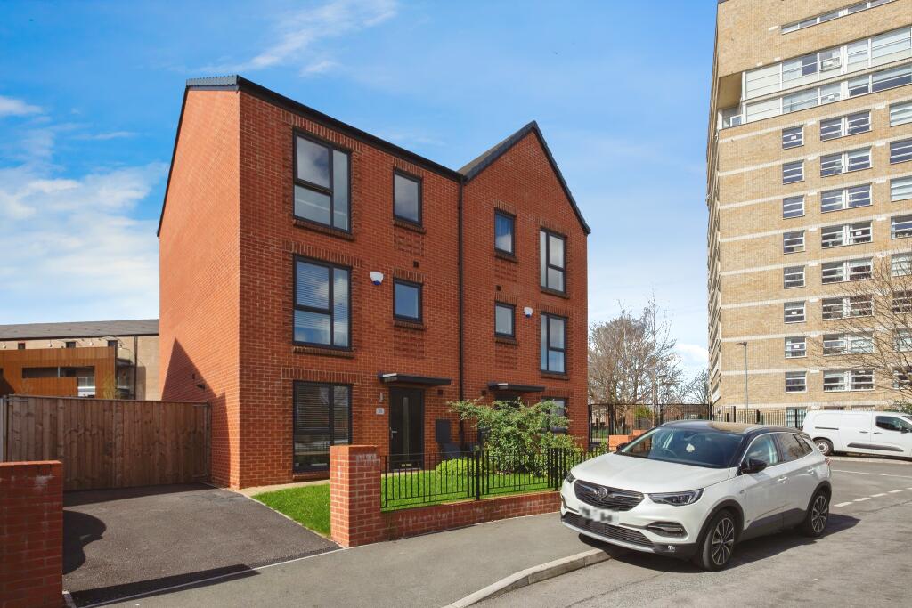 4 bedroom semi-detached house for sale in Gunson Street, Manchester, M40
