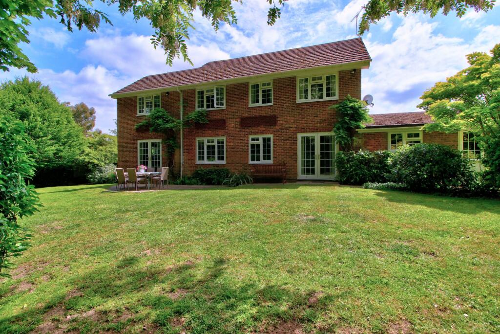 5 bedroom detached house for sale in Corfield Close, Finchampstead ...