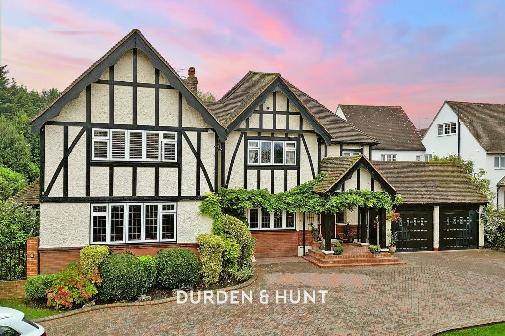 6 bedroom detached house for sale in High Road, Chigwell, IG7