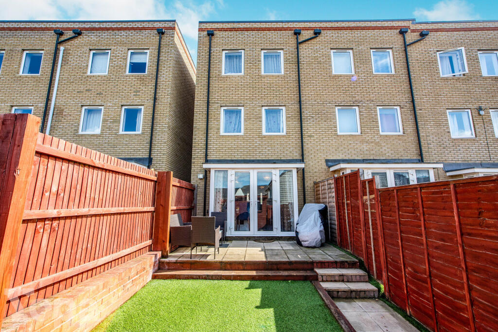 5 bedroom end of terrace house for sale in Burroughs Drive, Dartford, DA1