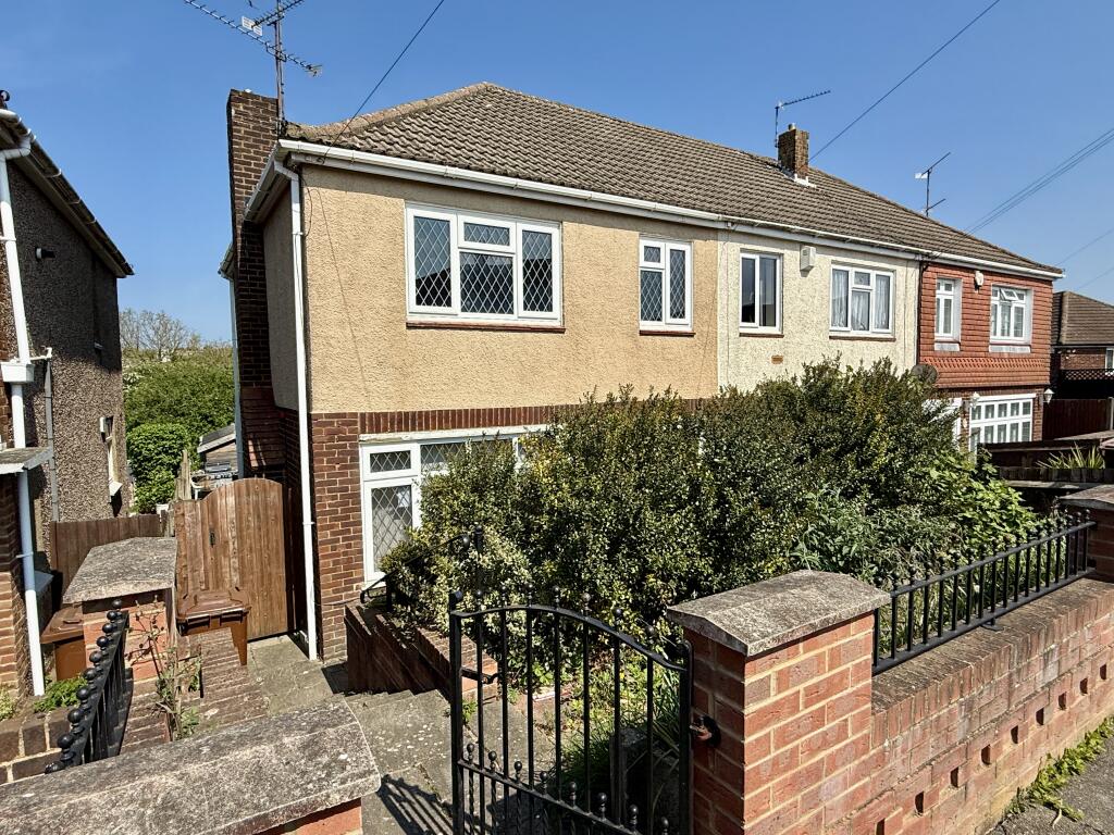 3 bedroom end of terrace house for sale in Mill Lane, Chatham, ME5