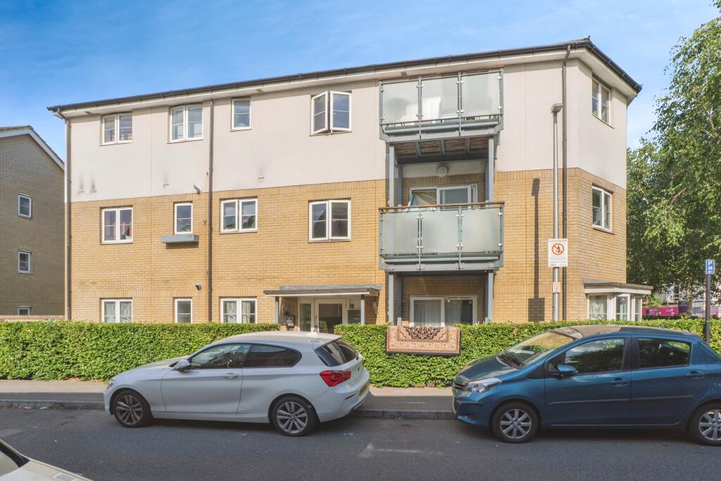 1 bedroom flat for sale in Clark Grove, Ilford, IG3