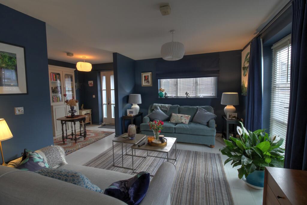 1 bedroom maisonette for sale in Railway Approach, East Grinstead, RH19