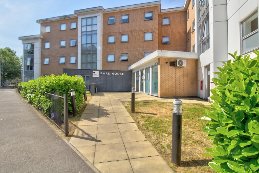 Studio flat for sale in Park Street, Luton, LU1
