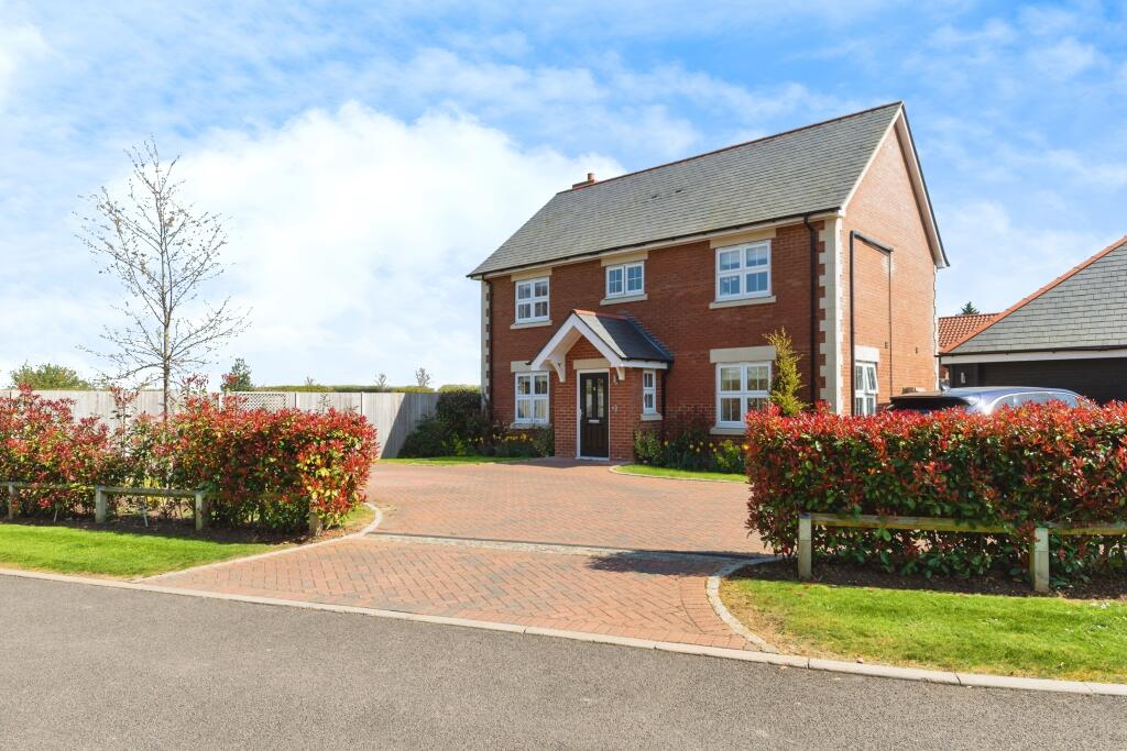 4 bedroom detached house for sale in Middlefield Lane, Henlow, SG16