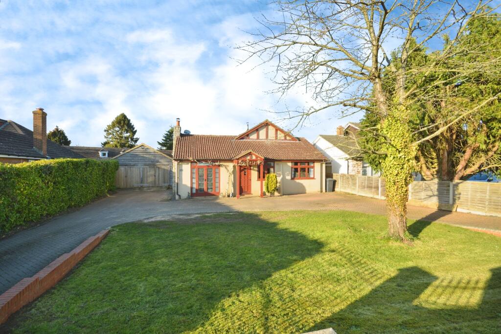 5 bedroom detached bungalow for sale in Wengeo Lane, Ware, SG12