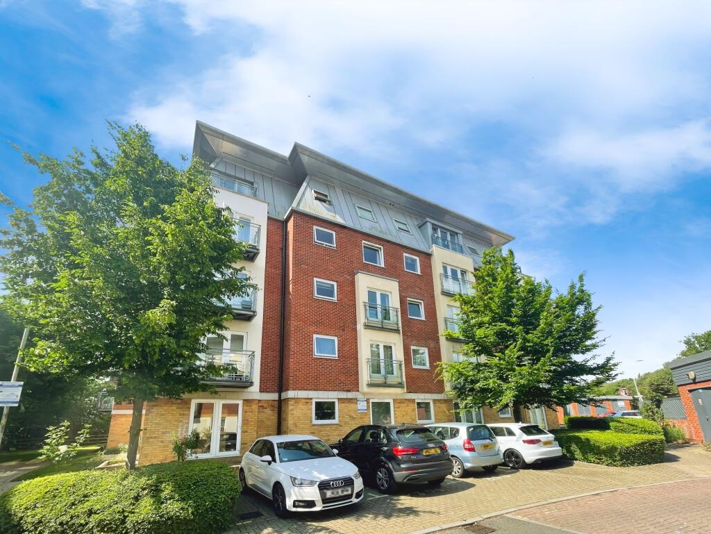 2 bedroom flat for sale in Winterthur Way, Basingstoke, RG21