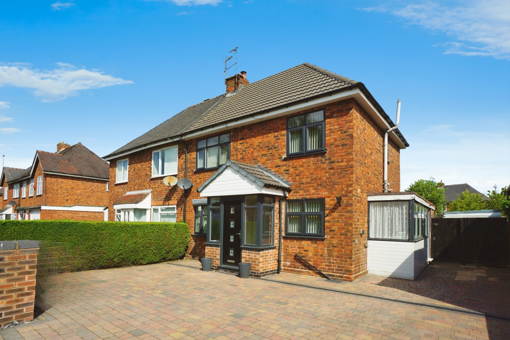 3 bedroom semi-detached house for sale in The Avenue, Featherstone ...