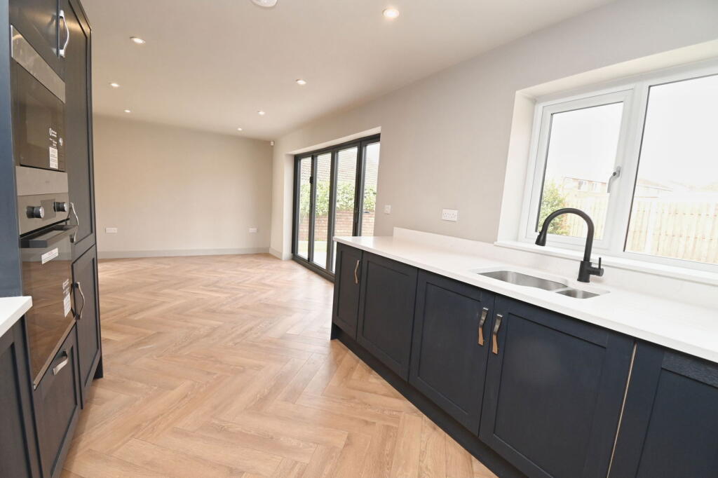 3 bedroom detached house for sale in Baslow Crescent, Dodworth ...