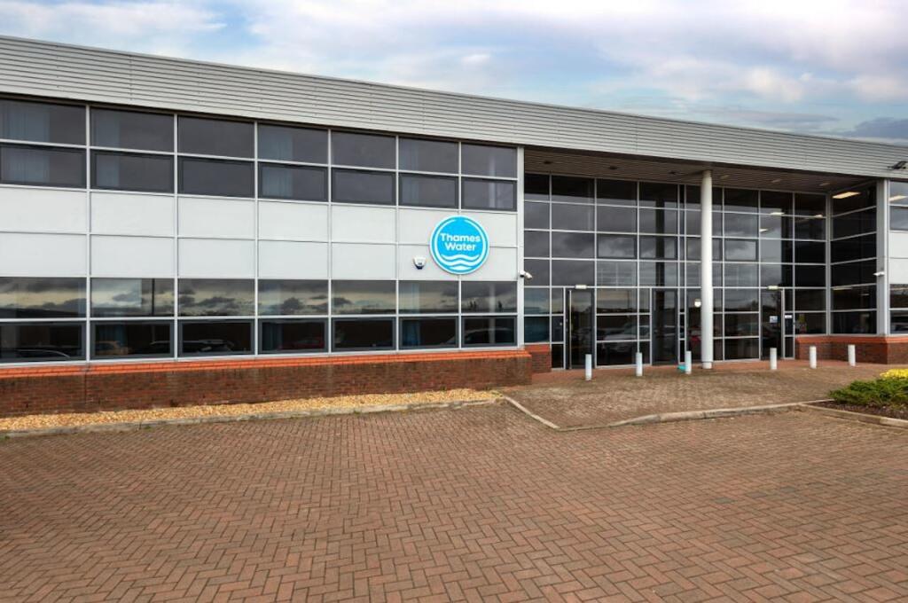 Light industrial facility to lease in 687 Stirling Road, Slough, SL1 ...