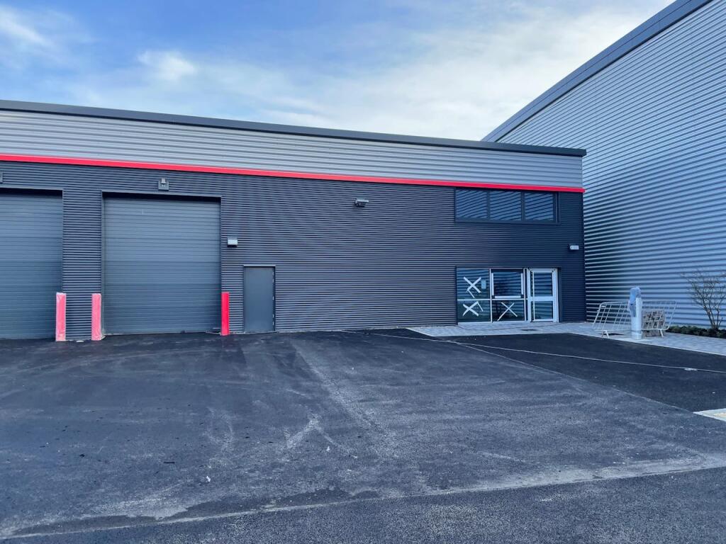 Light industrial facility to lease in Unit 693, Stirling Road, Slough ...