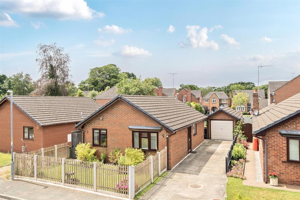 2 bedroom detached bungalow for sale in Oakwood Park, Penley., LL13