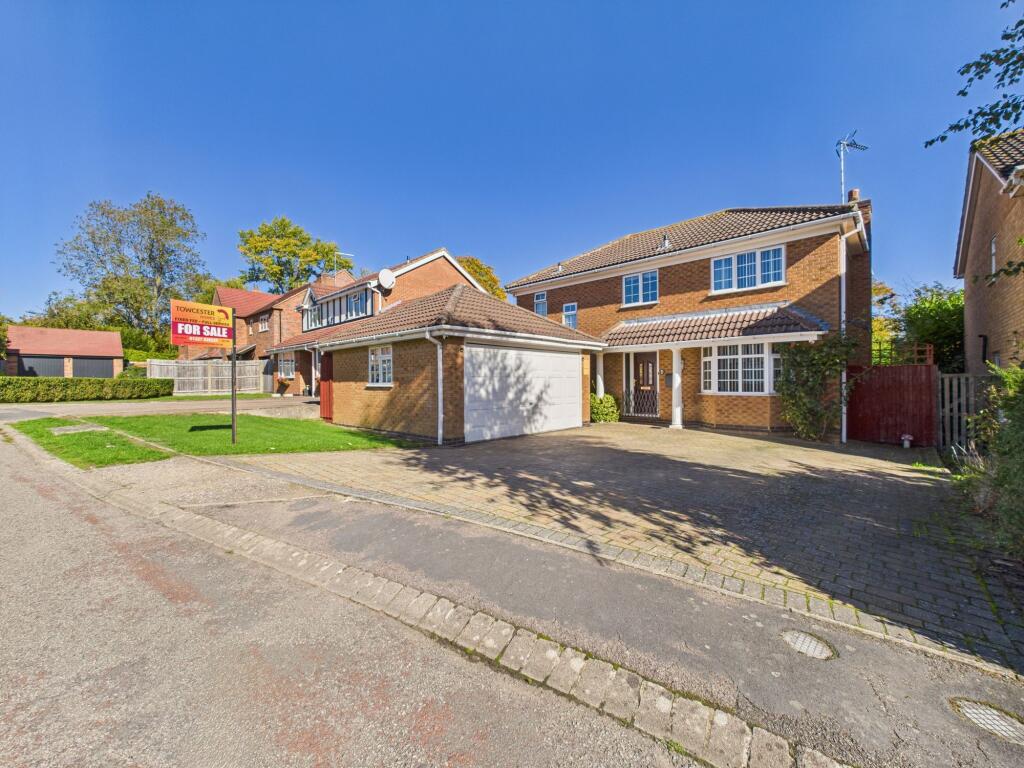 4 bedroom detached house for sale in Clare Crescent, Towcester, NN12