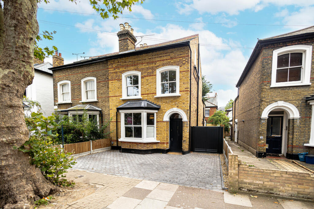 4 Bedroom Semi Detached House For Sale In Cambridge Road Southend On