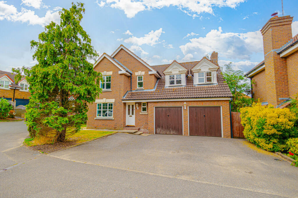 4 bedroom detached house for sale in Hillside Road, Eastwood, SS9