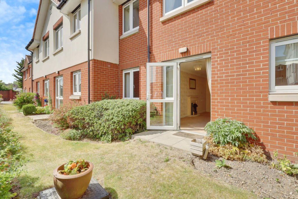 1 bedroom apartment for sale in Church Road, Benfleet, SS7