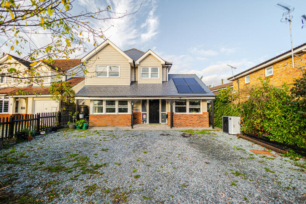 5 bedroom detached house for sale in Lakeside Path, Canvey Island, SS8