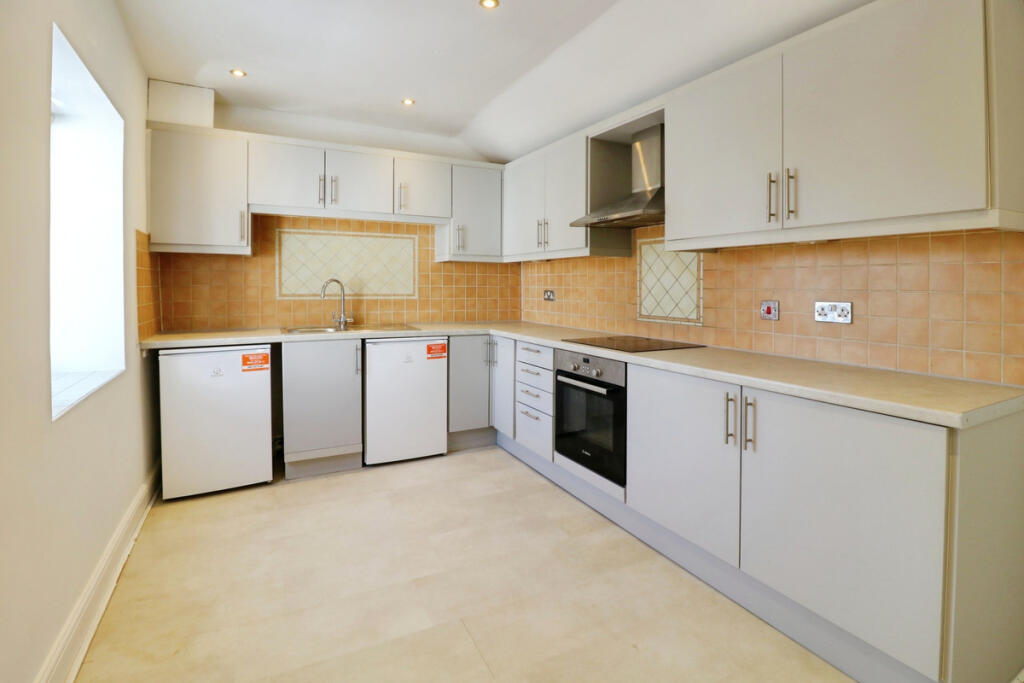 3 bedroom flat for rent in High Street, Benfleet, SS7